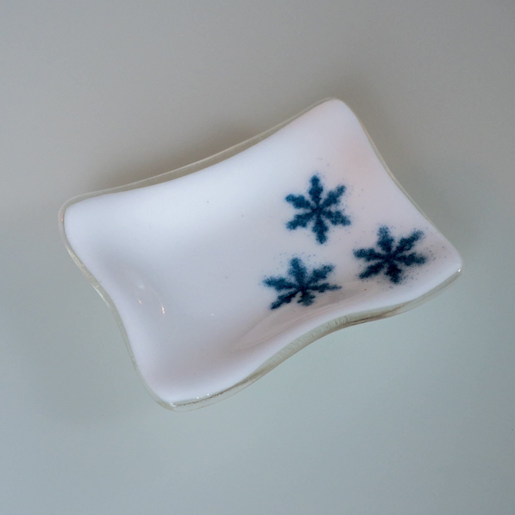 3×4 snowflake dish [SOLD] | The Purple Kiln